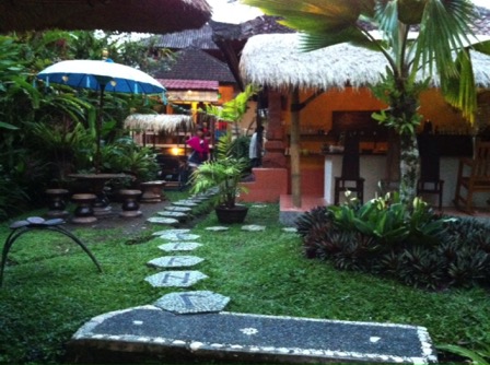 Secret Garden cafe in Ubud - オンライン無料朝ヨガはチャクラワーク